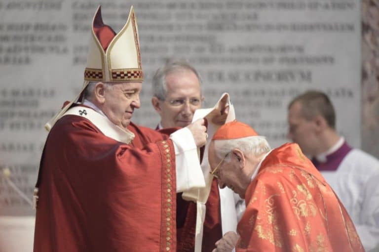 ¿Qué es el palio en la Iglesia Católica y por qué lo usan los ...