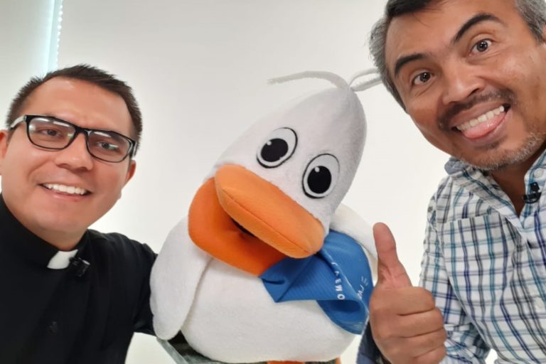 El "Padre Pato", el sacerdote que lleva a los niños la Palabra de Dios