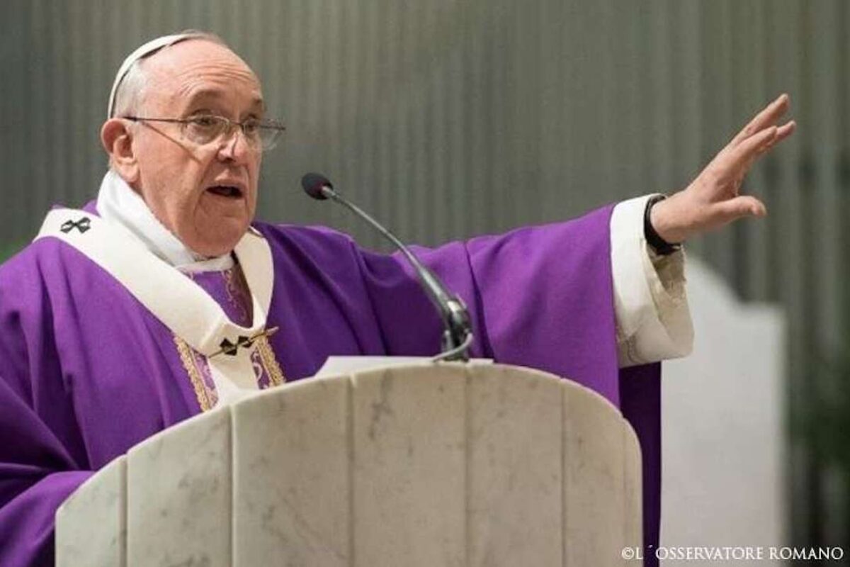 ¿Qué significa el alzacuellos que utilizan los sacerdotes? | Desde la Fe