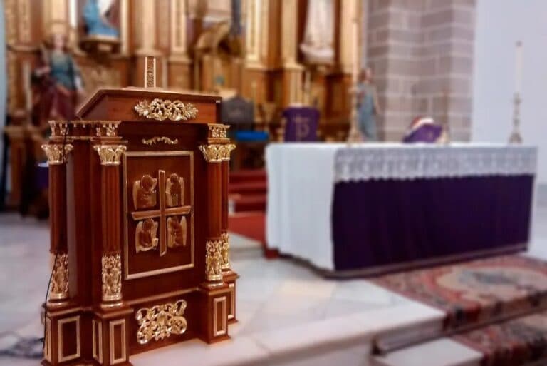 ¿Cuáles son las partes del interior de un templo católico?